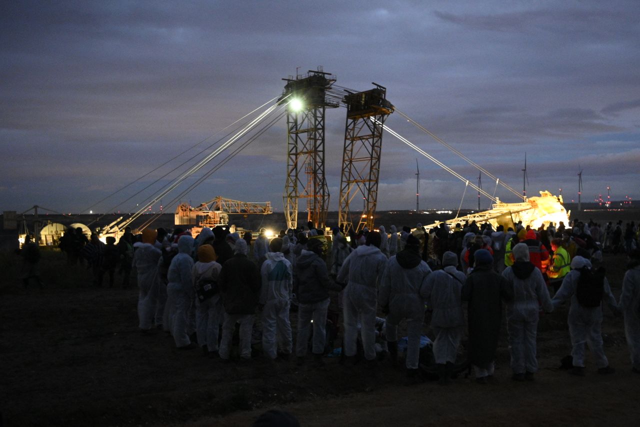 Kohlebagger in Garzweiler gestoppt! Ende Gelände blockiert RWE ...